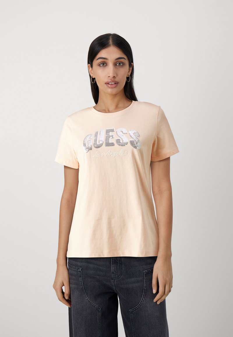 Guess SEQUINS LOGO - Camiseta estampada - peach sky/albaricoque ...