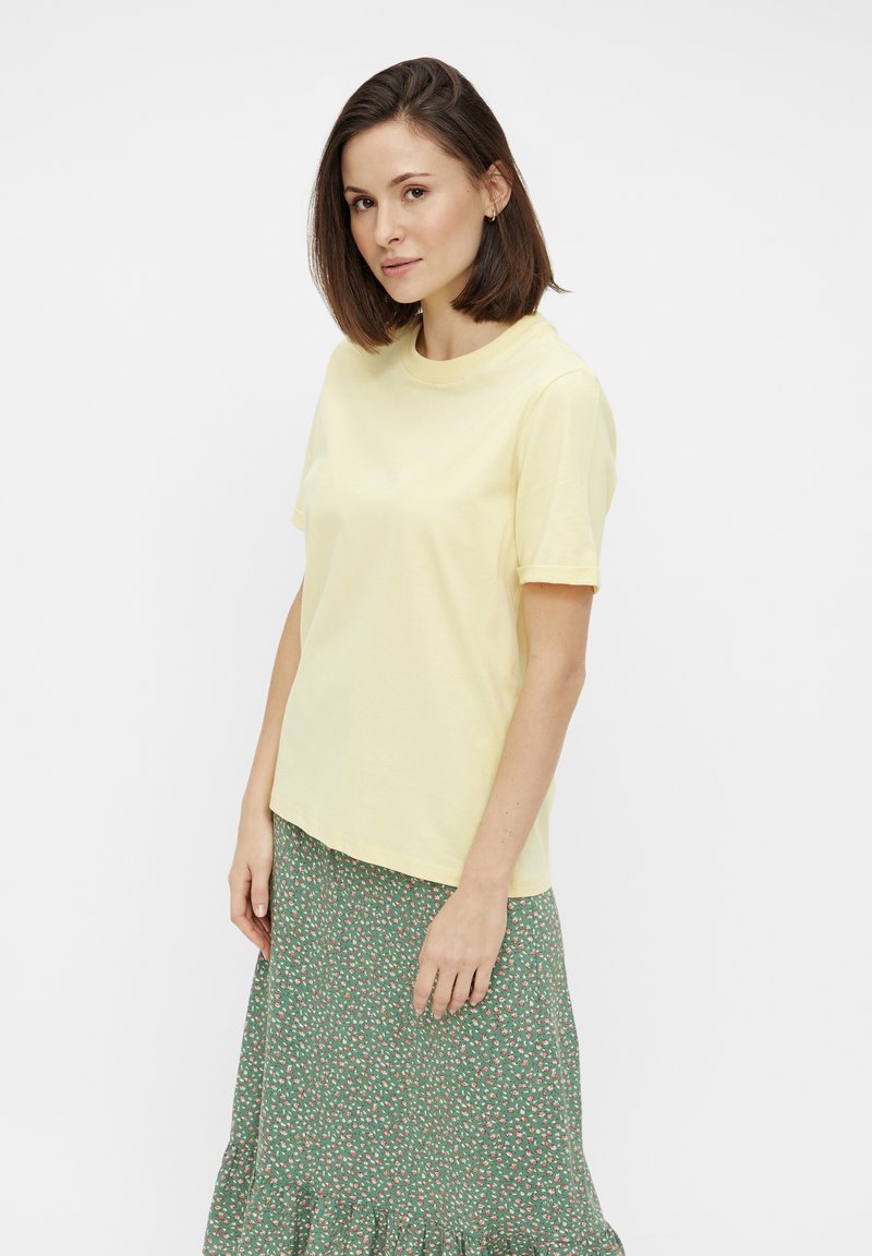 Pieces PCRIA FOLD UP SOLID TEE - Pamata T-krekls - pale banana/dzeltens ...