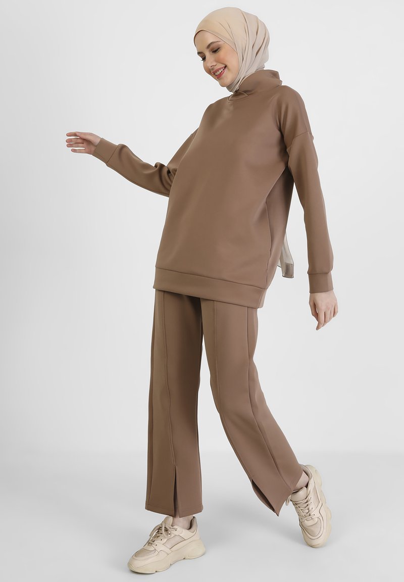 Modanisa POLO NECK REFKA SET - Sweater - light brown/lichtbruin ...