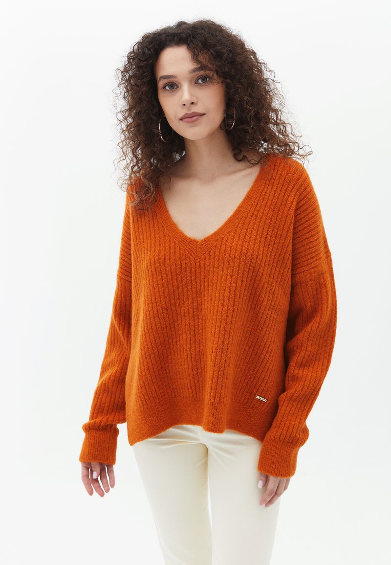 OXXO FIGURUMSPIELENDER MIT V-AUSSCHNITT - Pullover - umber/rouge chiné ...