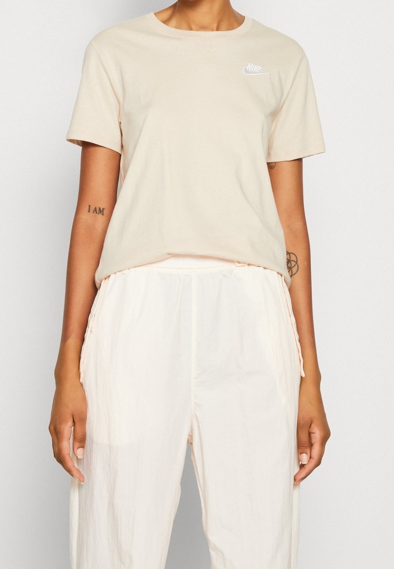 Nike Sportswear Basic T-shirt - beige - (Pre-owned) - Zalando