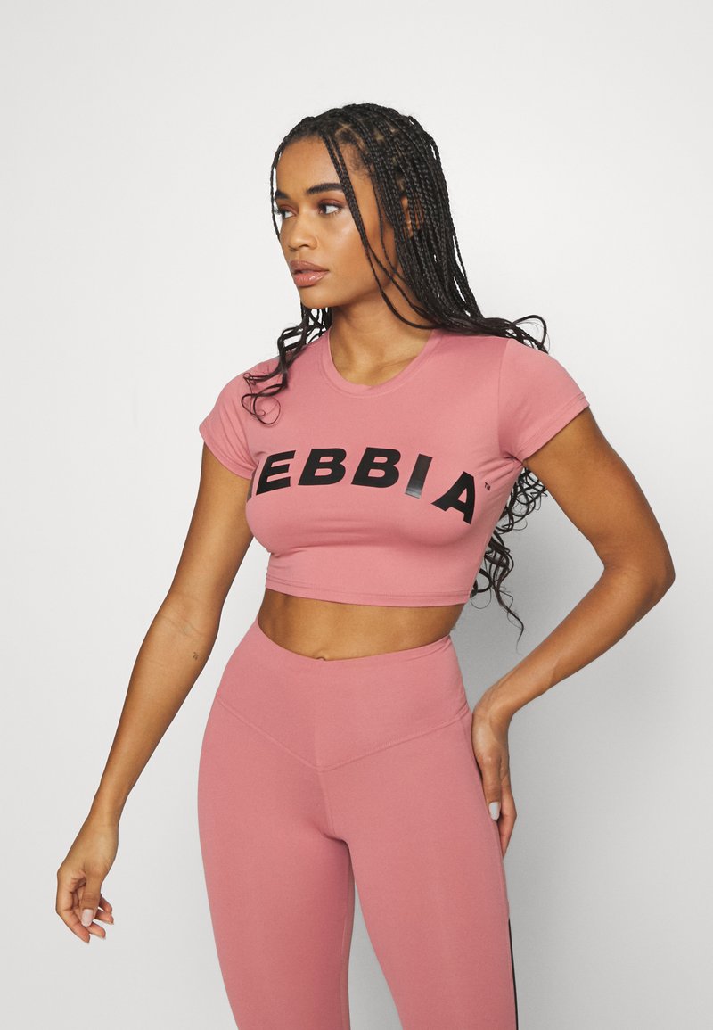 Nebbia SHORT SLEEVE SPORTY CROP - T-Shirt print - old rose/pink ...