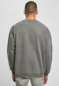 Urban Classics HEAVY TERRY GARMENT DYE CREW - Sweatshirt - bottlegreen ...