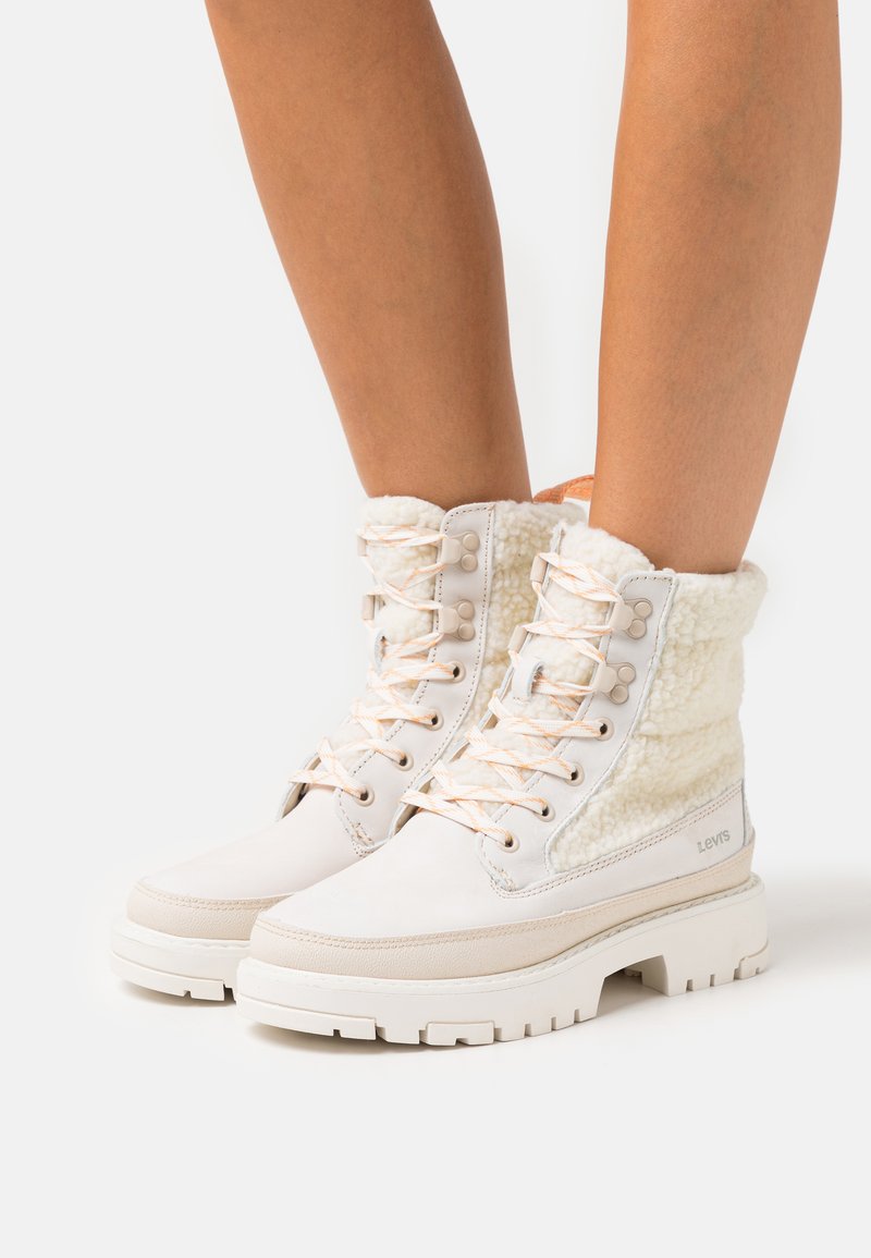 Levi's® SOLVI QUILTED - Lace-up ankle boots - light beige/off-white ...