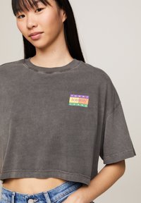 Tommy Jeans OVS CRP FLAG - T-Shirt print - black/schwarz - Zalando.ch