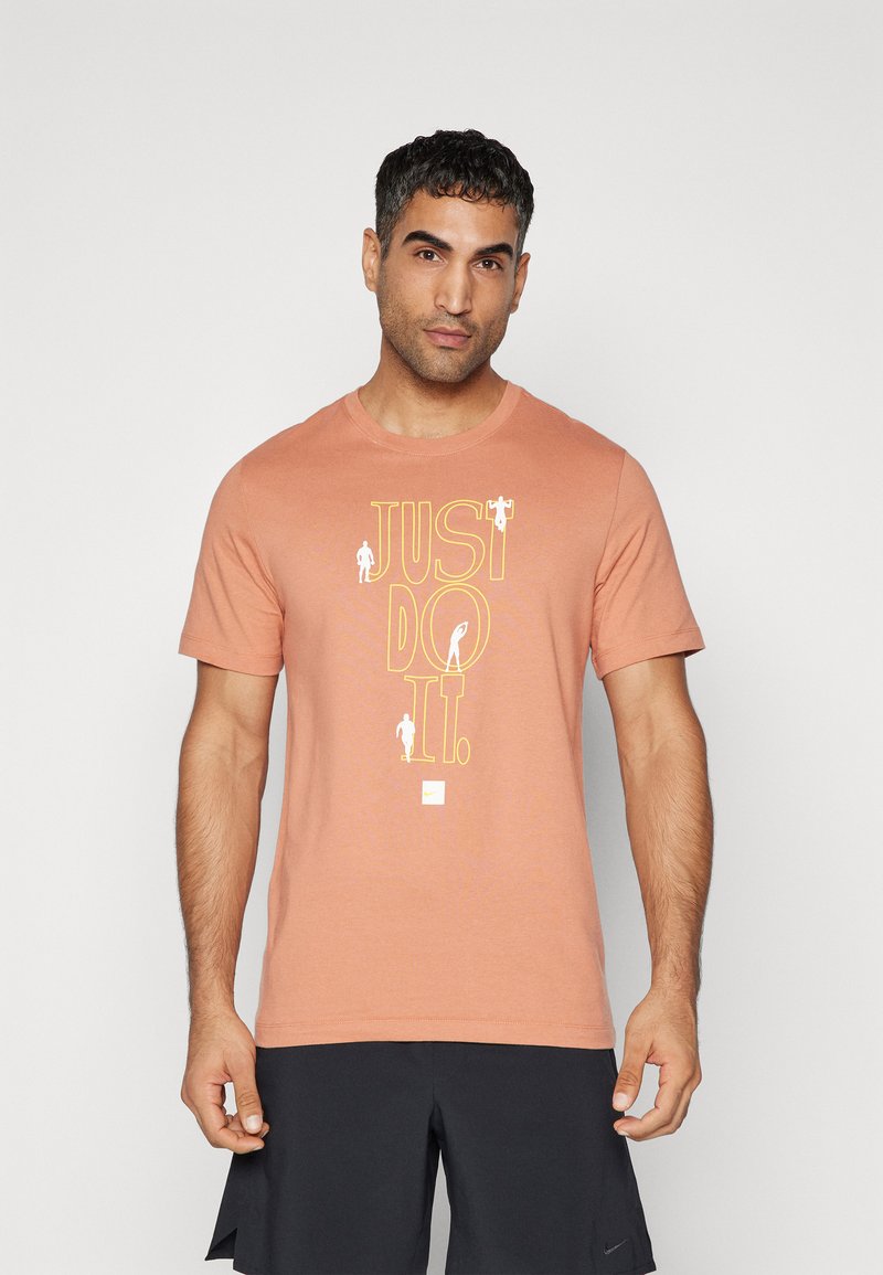 Nike Performance TEE VINTAGE FIT - T-shirt imprimé - terra blush ...