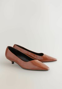 Next REGULAR FIT FOREVER COMFORT POINT CHISEL TOE - Pumps - tan brown ...