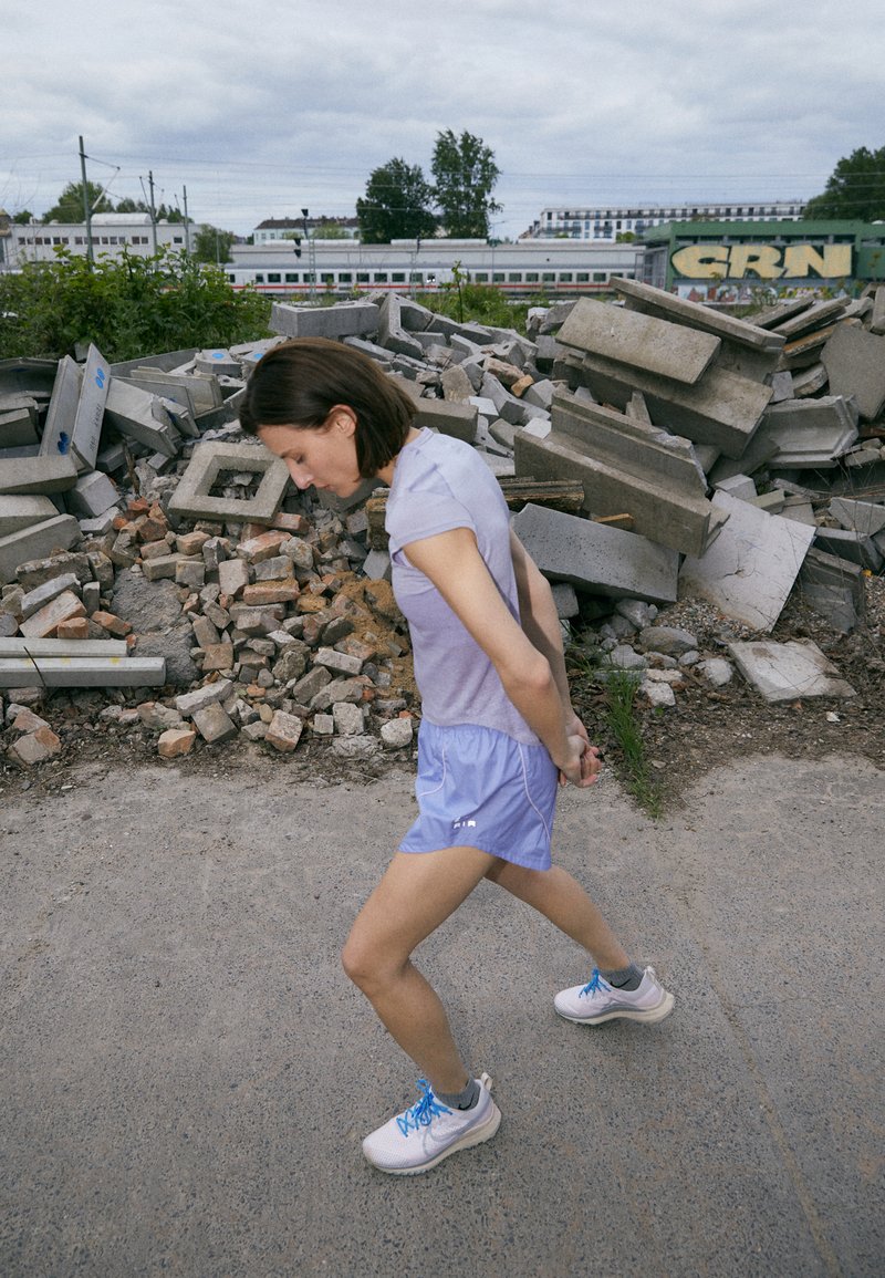 Nike Performance RUN - Sports T-shirt - oxygen purple/indigo haze/lilac ...