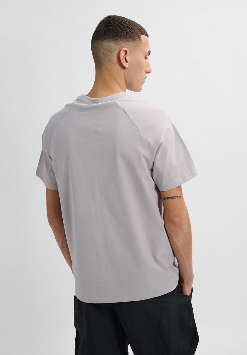 Hummel LGC KAI REGULAR HEAVY - T-shirts basic - silver sconce ...