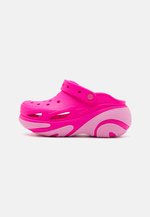 Crocs BUBBLE CRUSH UNISEX - Heeled mules - pink - Zalando