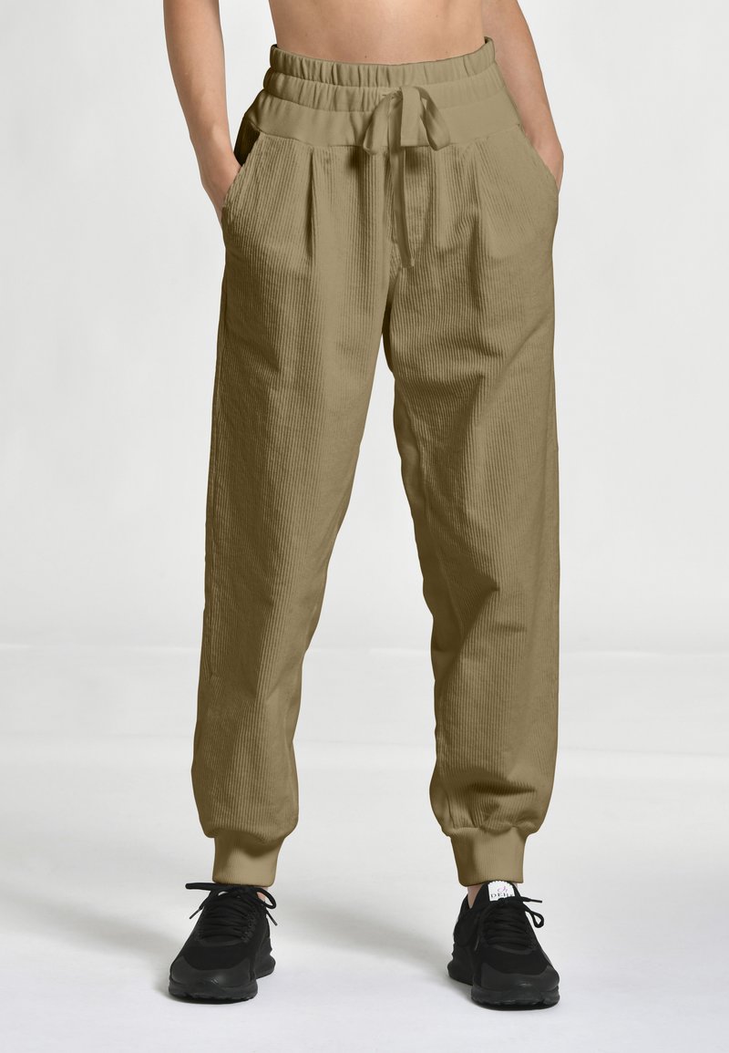 Deha RHYTHM MOVE HYPE - Tracksuit bottoms - cammello/camel - Zalando