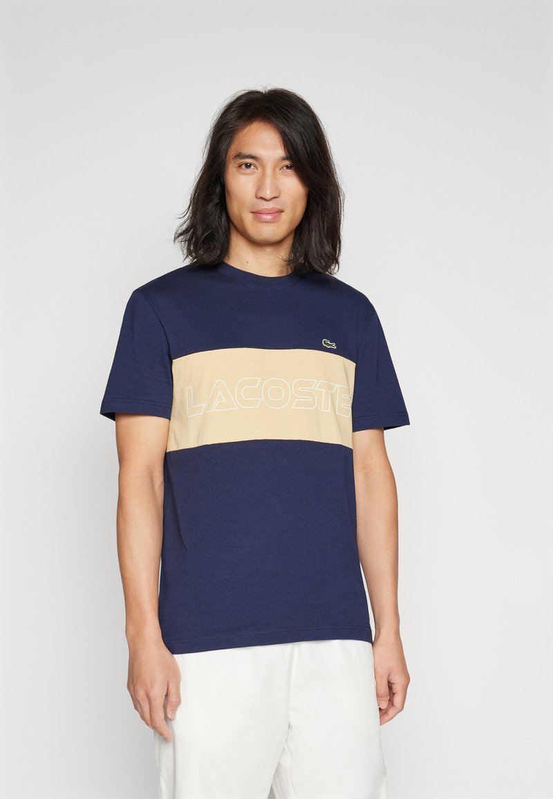 Lacoste COLOR BLOCK - T-shirt print - navy blue/croissant/blauw ...