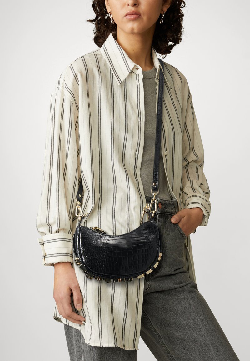 Steve Madden BRISKY - Across body bag - black/gold coloured/black ...