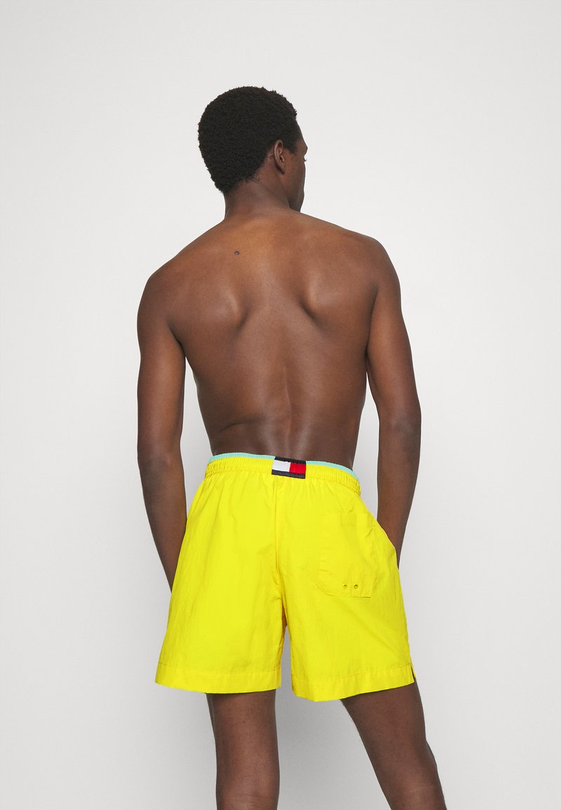 Tommy Hilfiger MEDIUM DRAWSTRING - Szorty kąpielowe - vivid yellow ...