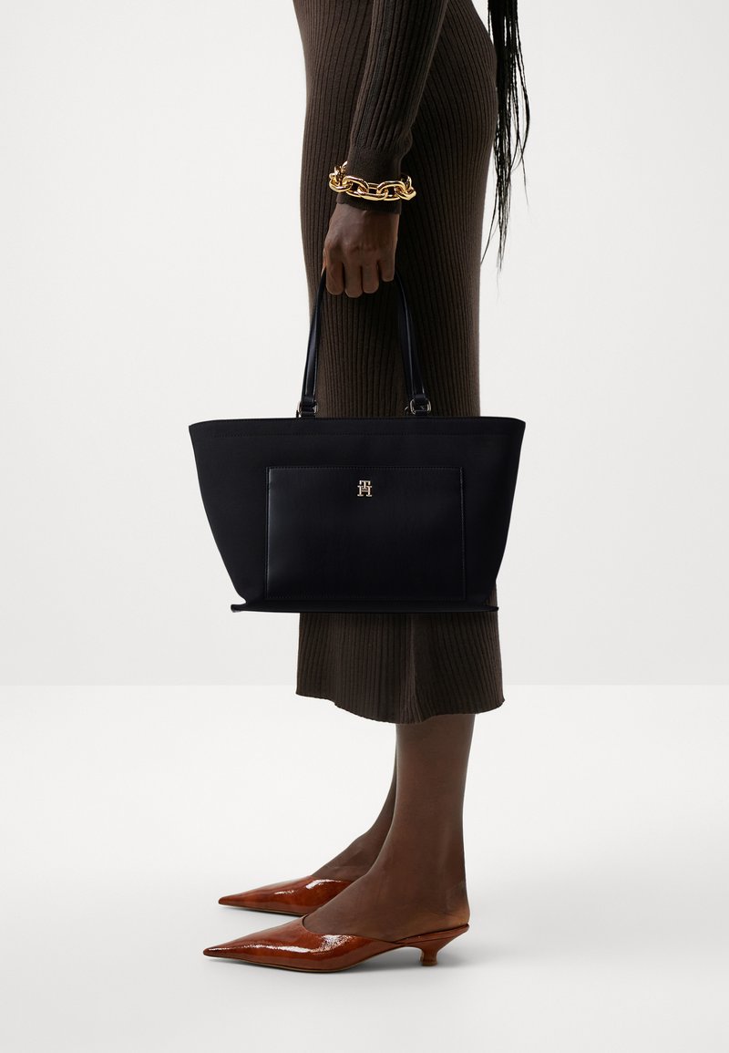 Tommy Hilfiger DISTINCT TOTE SET - Handtasche - black/schwarz - Zalando.de