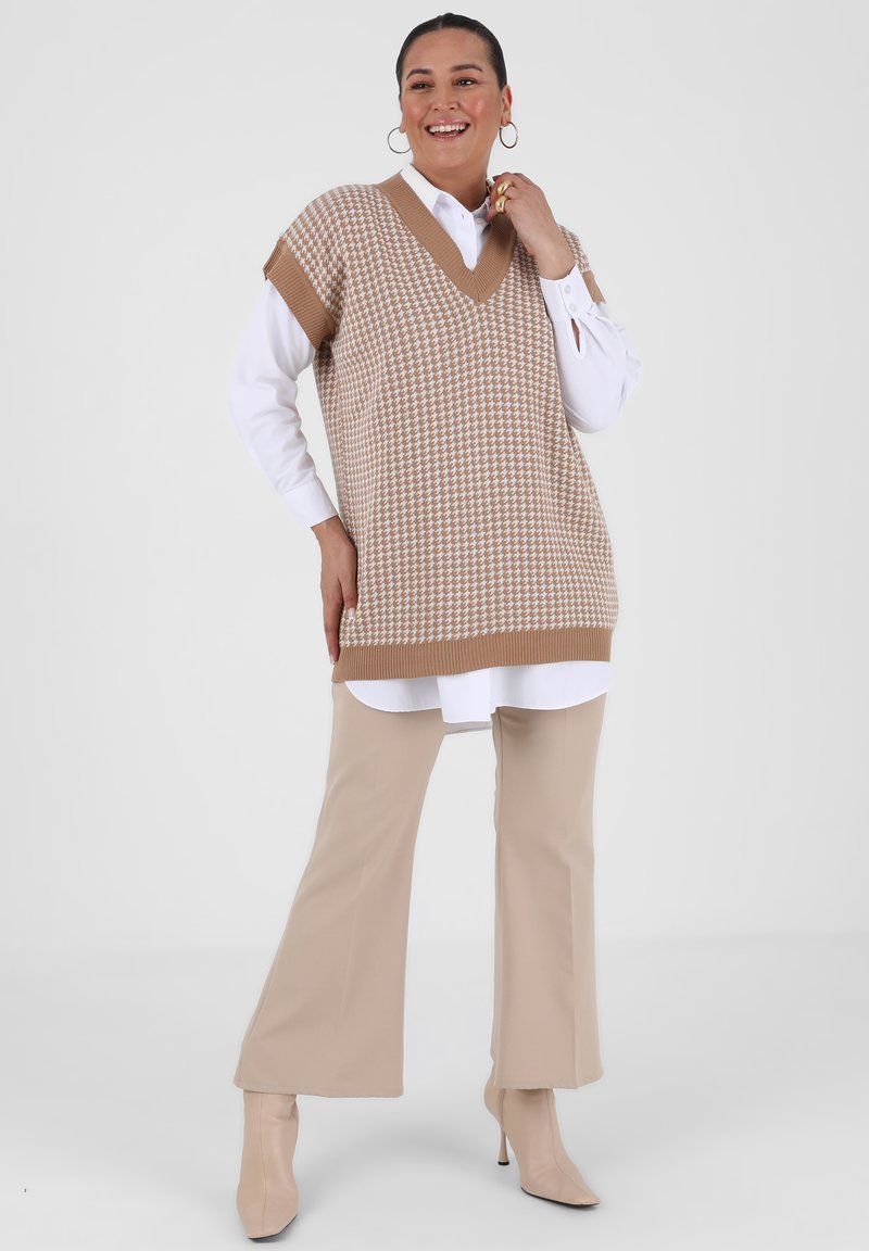 Modanisa HOUNDSTOOTH V NECK COLLAR PLUS SIZE AL - T-shirt imprimé ...