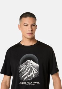 ASICS FUJITRAIL LOGO - Printtipaita - performance black/cream/carbon ...