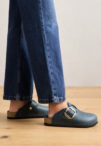 Birkenstock BOSTON REGULAR - Tofflor & inneskor - midnight/mörkblå ...