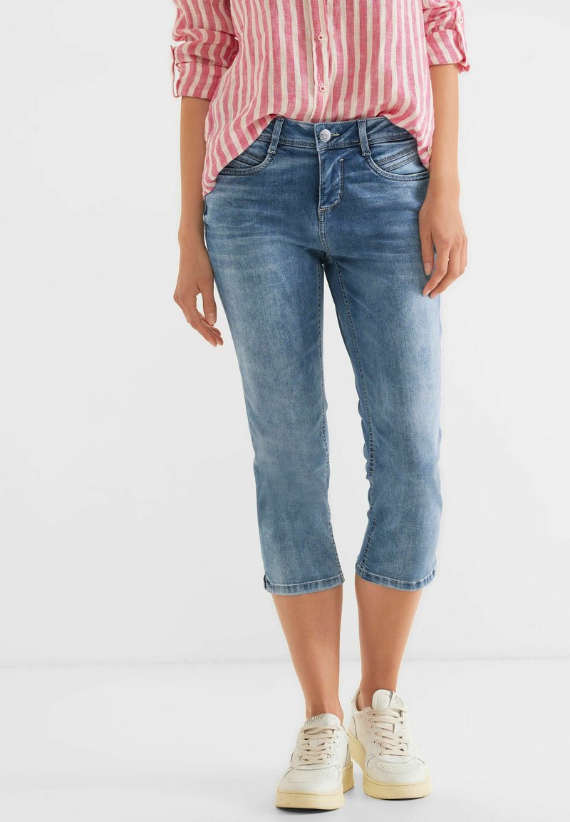 Street One SLIM FIT - Short en jean - light indigo random wash/denim ...