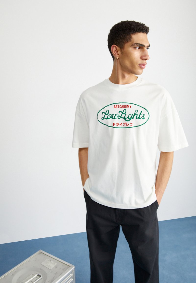 LOW LIGHTS STUDIOS® UNISEX SHINBORU TEE - Printtipaita - ecru ...