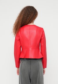 ONLY ONLSARAMY JACKET - Imitatieleren jas - barbados cherry/rood ...