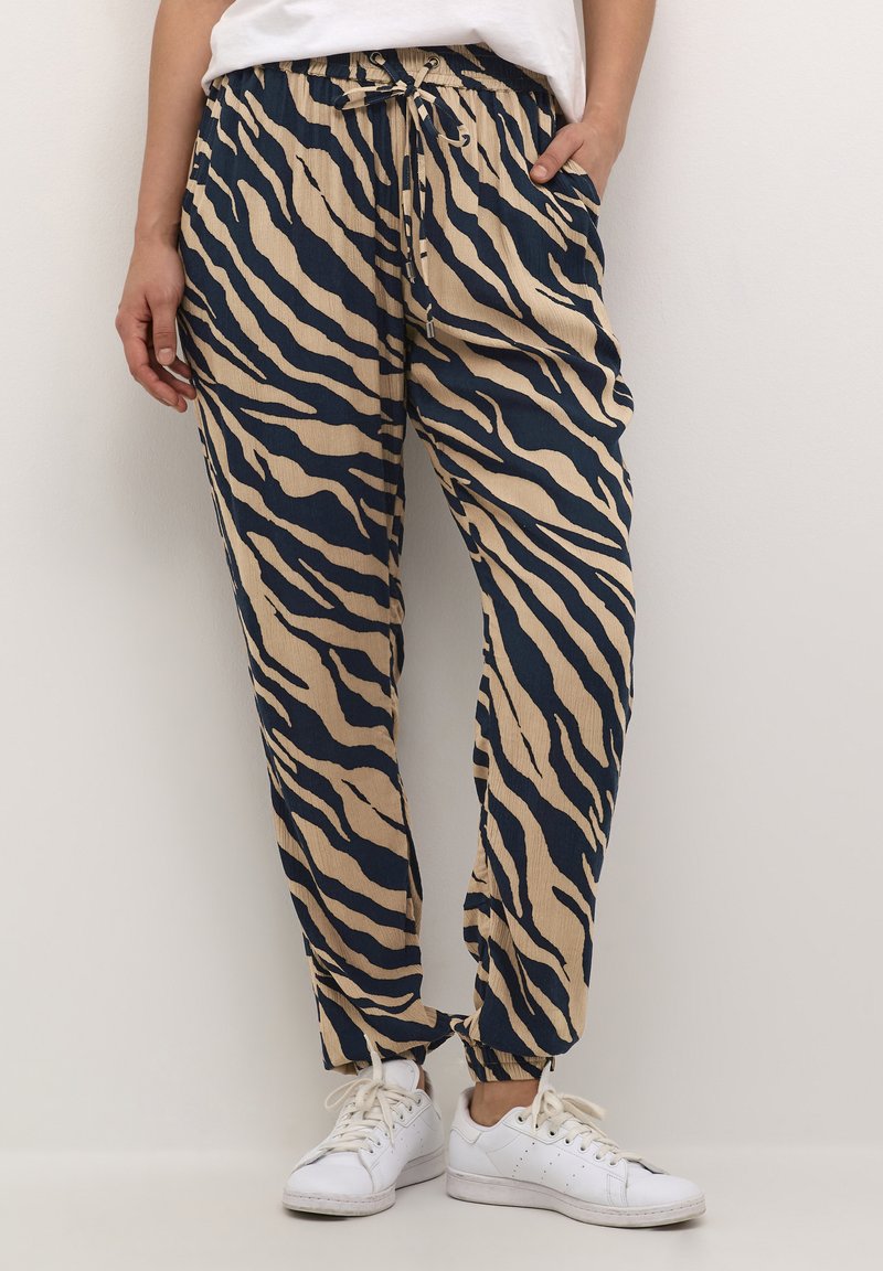 Kaffe MARITA AMBER - Broek - midnight amphora animal print/blauw ...
