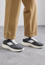 Filling Pieces JET RUNNER UNISEX - Sneakers basse - shark/grigio scuro ...