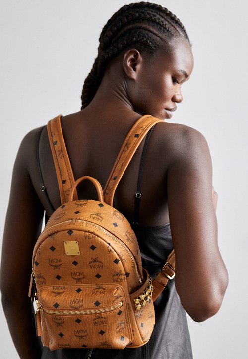 MCM KLASSIK VISETOS CROSSBODY UNISEX - Axelremsväska - cognac - Zalando.se