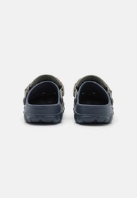 Crocs CLASSIC ALL TERRAIN - Slip-ins - navy/dusty olive/mörkblå ...