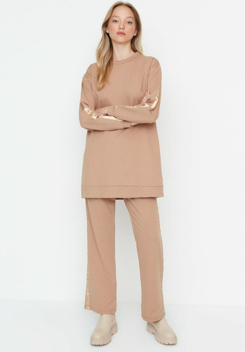 Trendyol Modest MODESTE DÉCONTRACTÉ SET - Survêtement - mink/gris ...