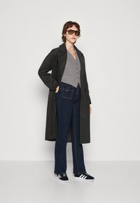 ONLY ONLPAOLA POCKET - Flared Jeans - dark blue denim/donkerblauw - Zalando.nl