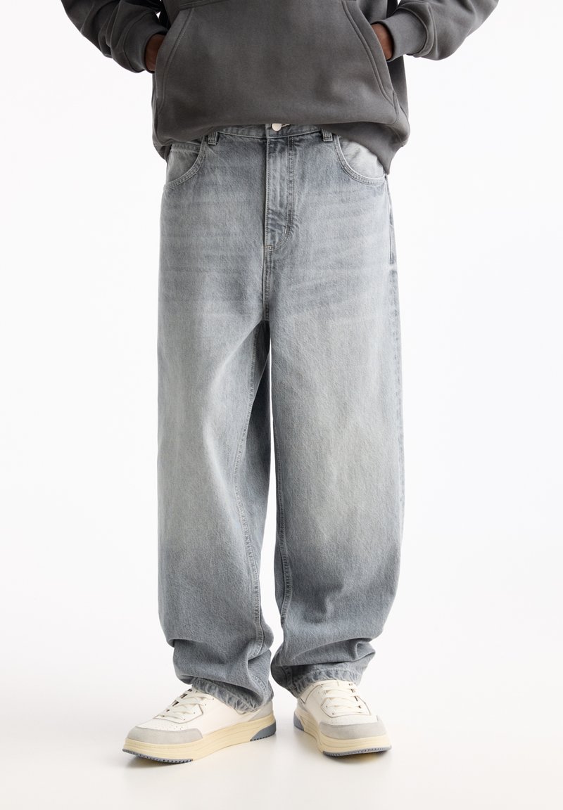 PULL&BEAR BAGGY - Blugi loose fit - grey/gri - Zalando.ro