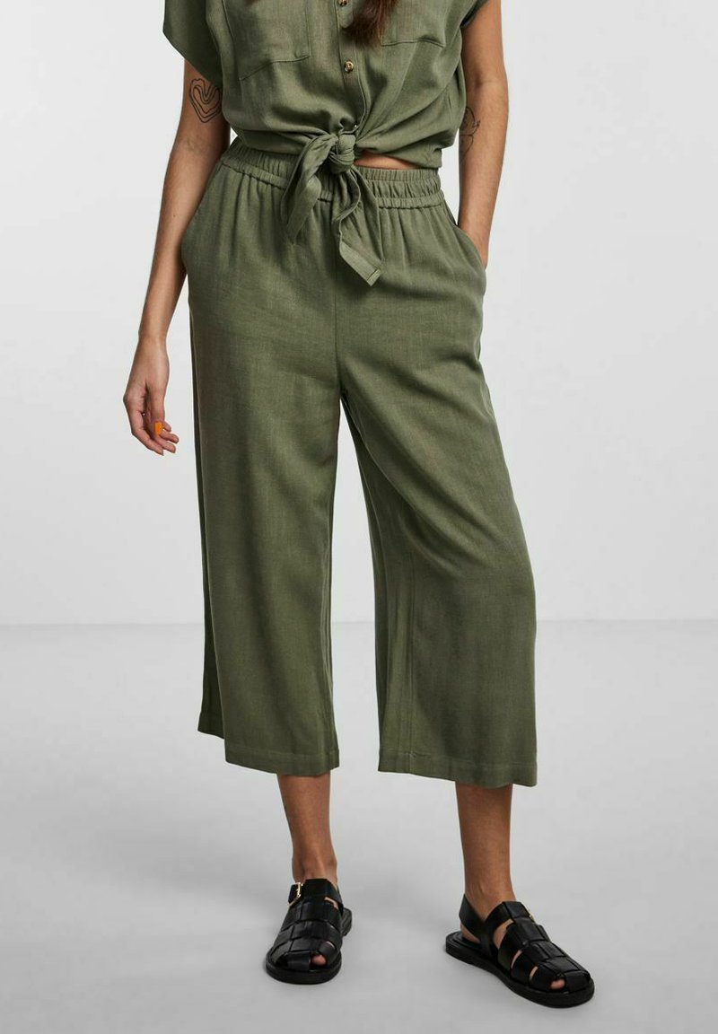 Pieces PCVINSTY HW CULOTTE - Stoffhose - deep lichen green/grün - Zalando