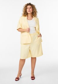 Zizzi LOCKERE BERMUDASHORTS MIT HOHER TAILLE - Shorts - gelb/lysegul ...