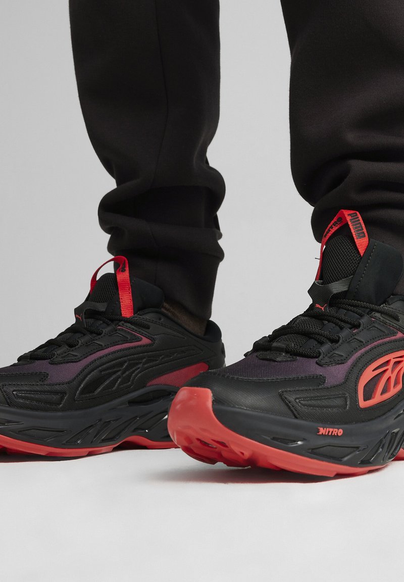 Puma EXOTEK NITRO ENERGY - Sneakers - black-active red/svart - Zalando.se