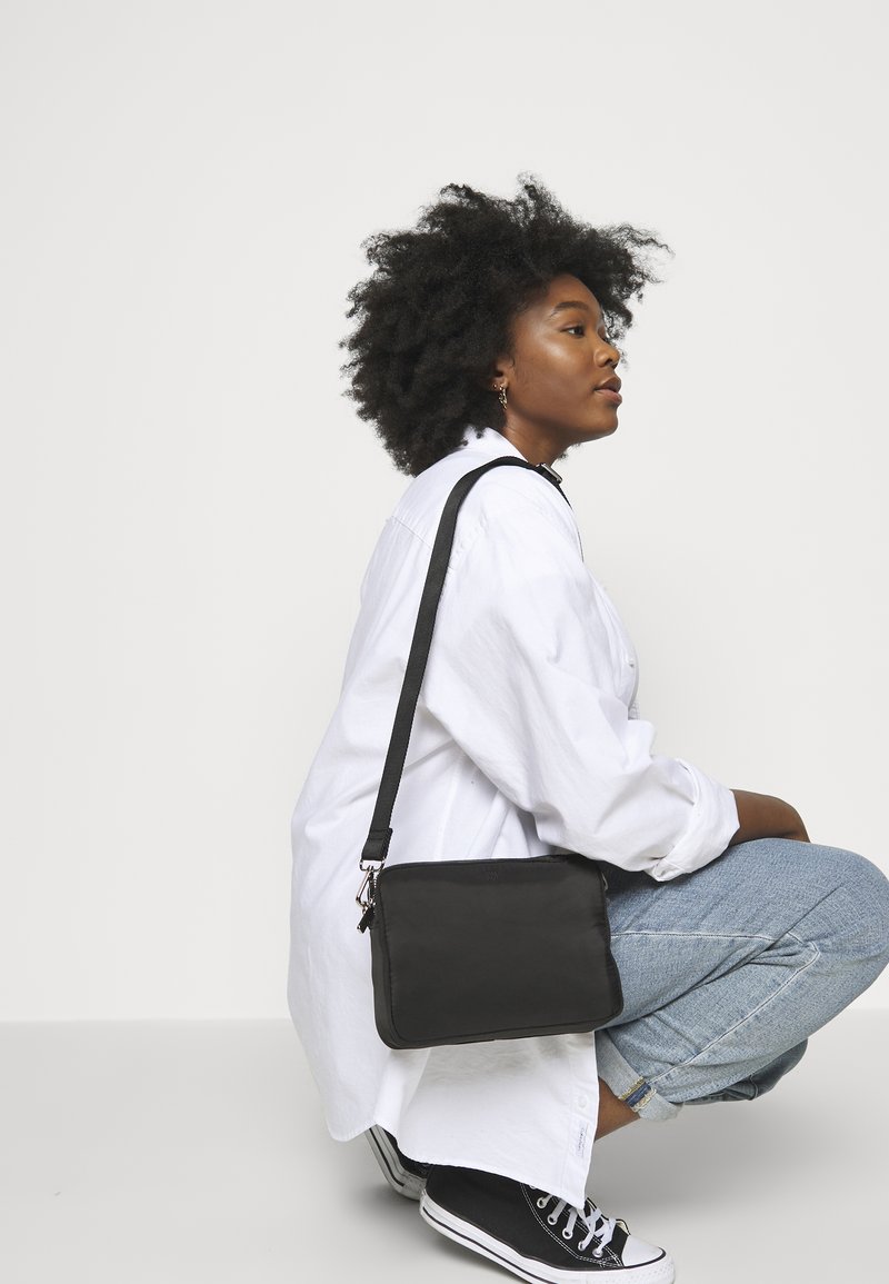 InWear TRAVEL CAMERA BAG - Skuldertasker - black/sort - Zalando.dk