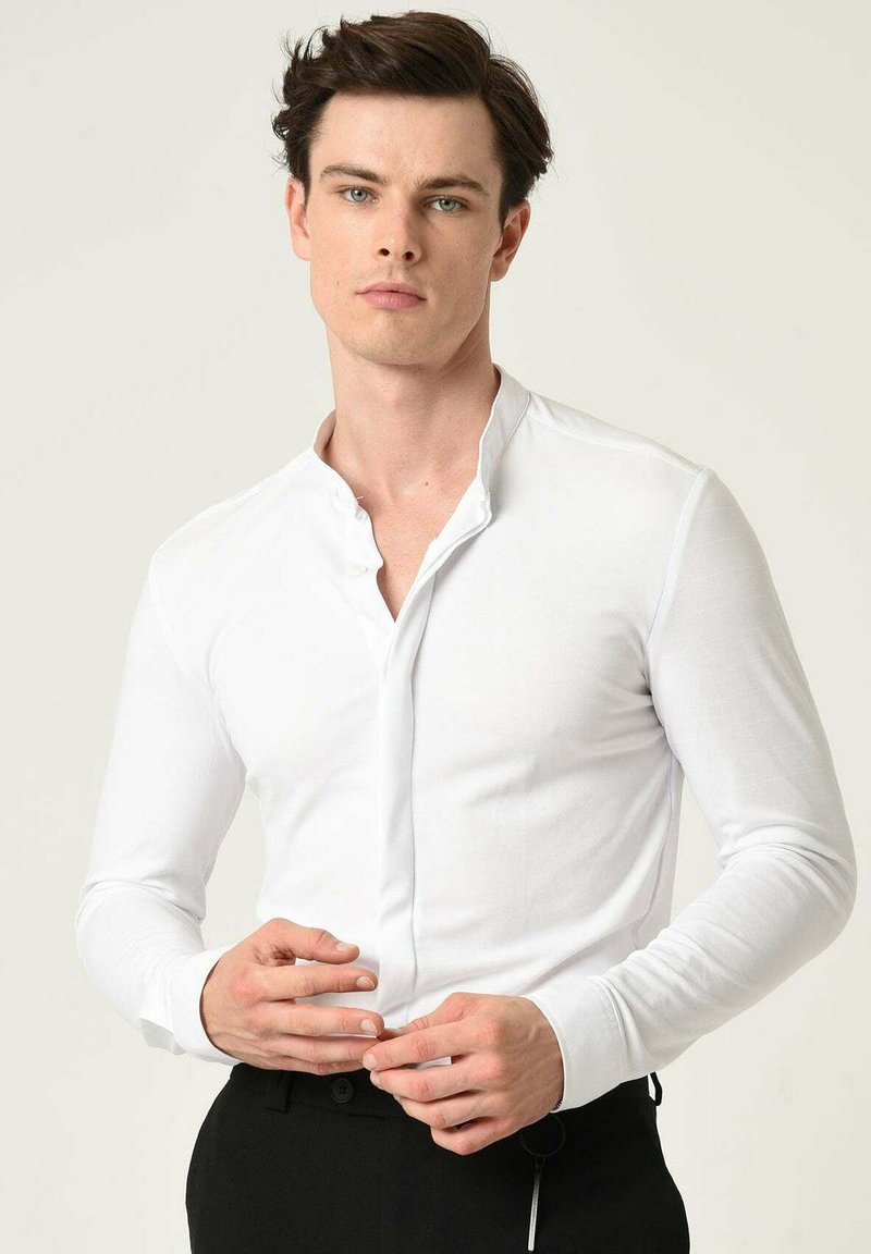 Antioch GRANDAD COLLAR HIDDEN BUTTON LONG SLEEVE - Hemd - white/weiß ...