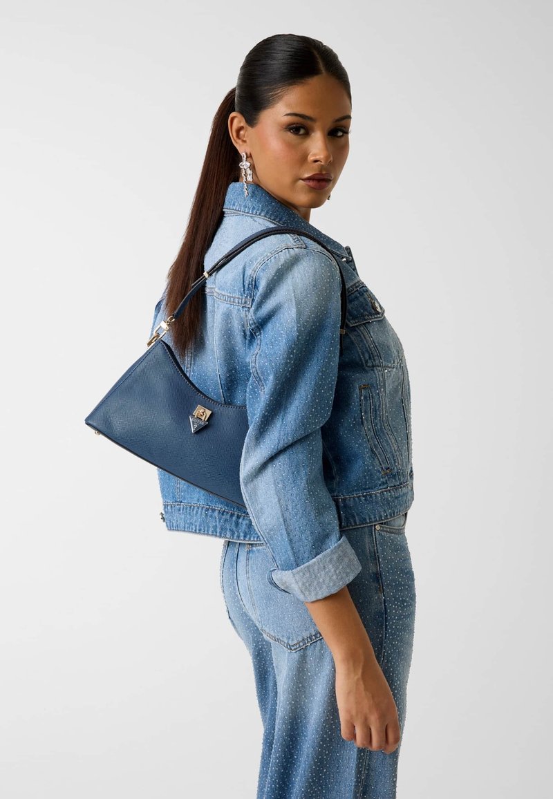 Guess PATSIE SCHULTER MIT LOGO - Borsa a mano - blau/blu - Zalando.it