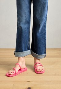 Crocs MIAMI - Sandalias de dedo - dragon fruit/rosa - Zalando.es