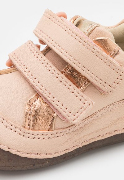 Kickers SOSTANKRO - Chaussures à scratch - rose clair metal/rose clair ...
