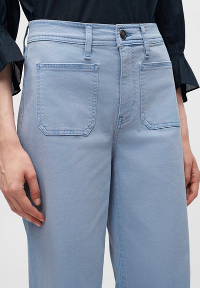 FRAME PALAZZO HARBOR POCKET - Wide leg - sky blue/světlemodrý denim ...