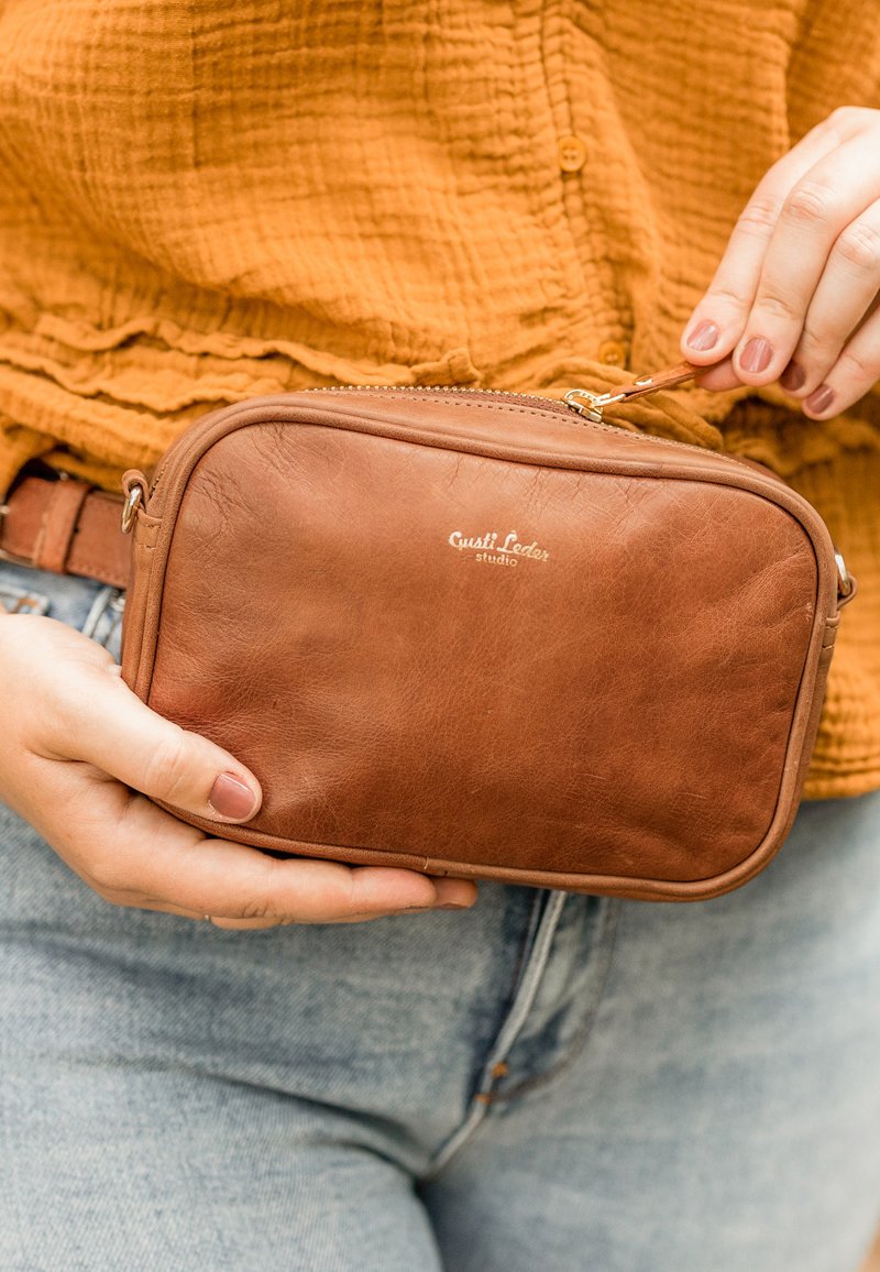 Gusti Leder SOFIA - Umhängetasche - hellbraun - Zalando.de