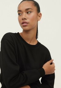Stradivarius BASIC CROPPED - Sweater - black/zwart - Zalando.be