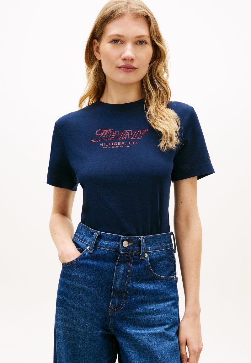 Tommy Hilfiger TILT GRAPHIC TEE - Print T-shirt - dark night navy/dark ...
