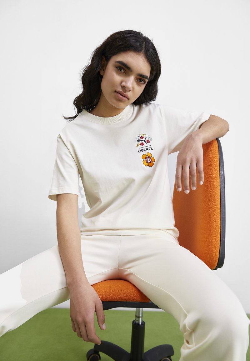 Puma LIBERTY GRAPHIC TEE - T-Shirt print - pristine/beige - Zalando.ch