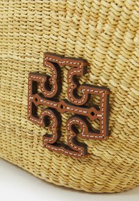 Tory Burch ELLA STRAW SMALL BASKET TOTE - Shopping bags - natural ...