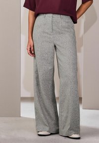 Next RICH HERRINGBONE WIDE LEG - Tygbyxor - mole/ljusgrå - Zalando.se