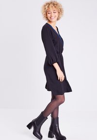 Cache Cache AUSGESTELLTES MIT WICKELKRAGEN - Vestido ligero - noir ...