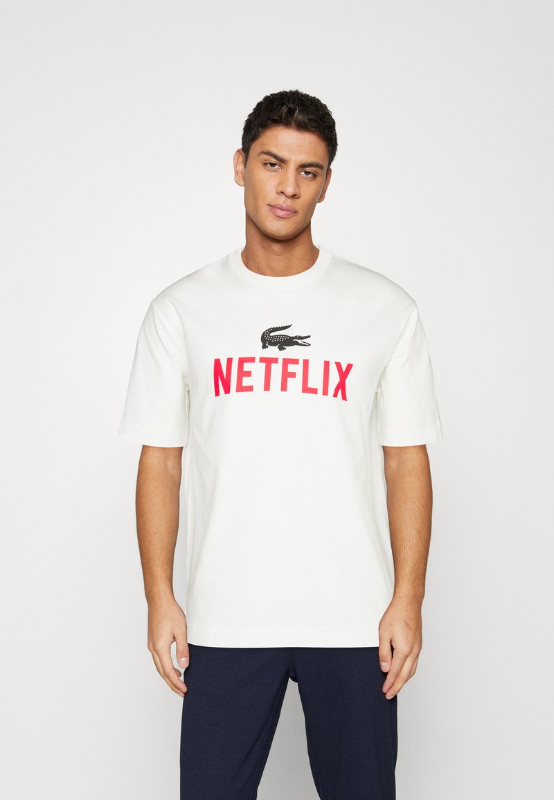 Lacoste LACOSTE X NETFLIX UNISEX - T-Shirt print - flour/offwhite ...