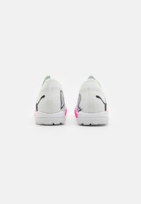 Puma FUTURE 7 PRO CAGE - Tenisky Astro turf - white/black/poison pink ...